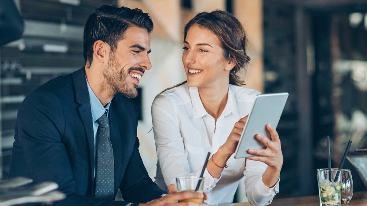 Amour au travail : peut-on être en couple avec un(e) collègue de bureau