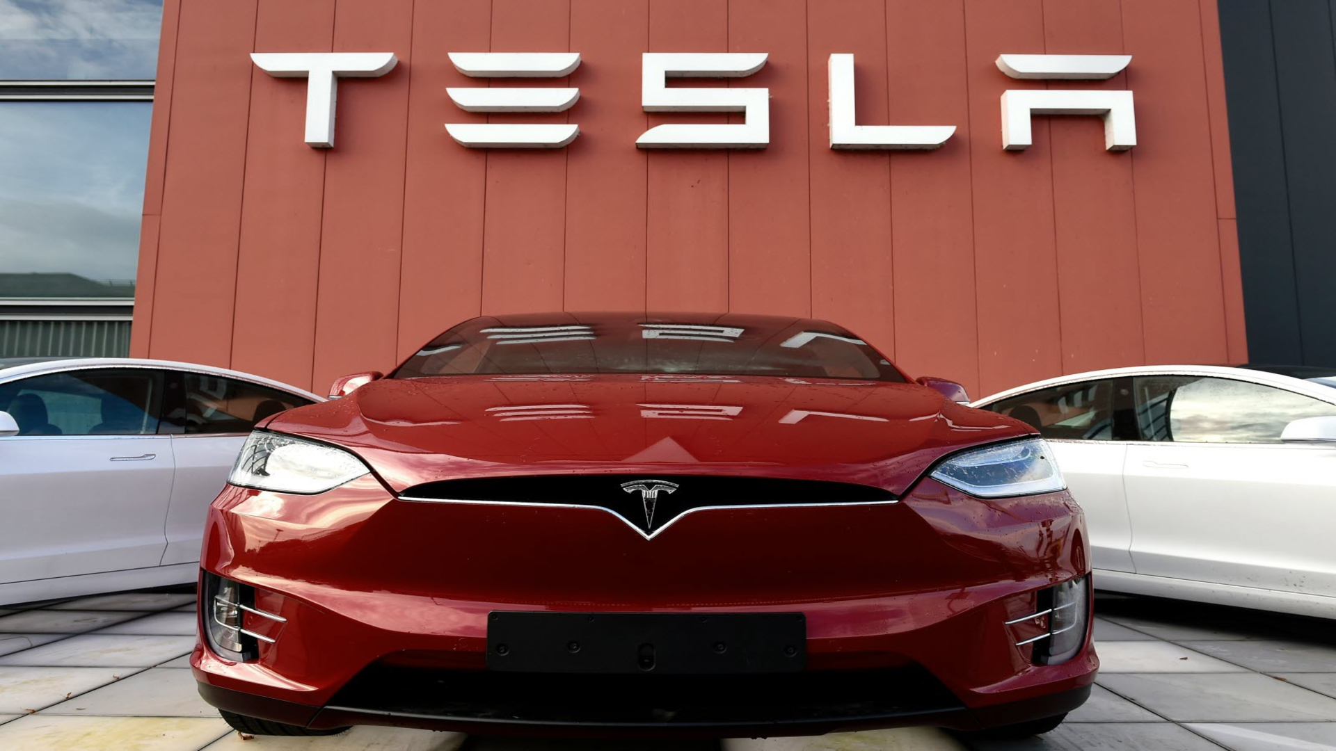 Autopilot, la nouvelle fonctionnalité de Tesla intéresse les autorités