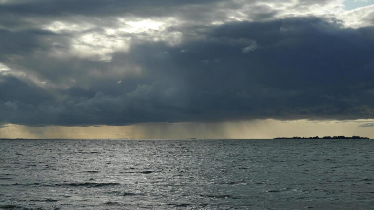 Pourquoi la mer est-elle bleue ? L’explication scientifique simple ...