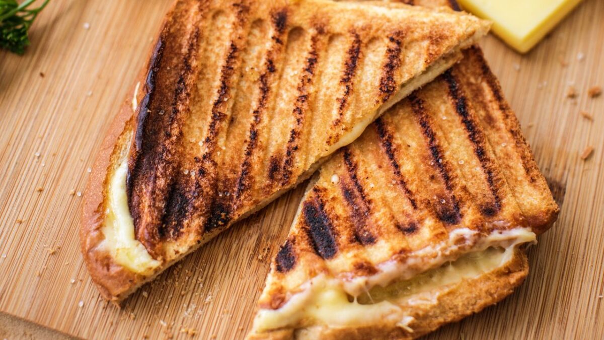 Pourquoi dit-on un croque-monsieur ? L'histoire de ce plat emblématique