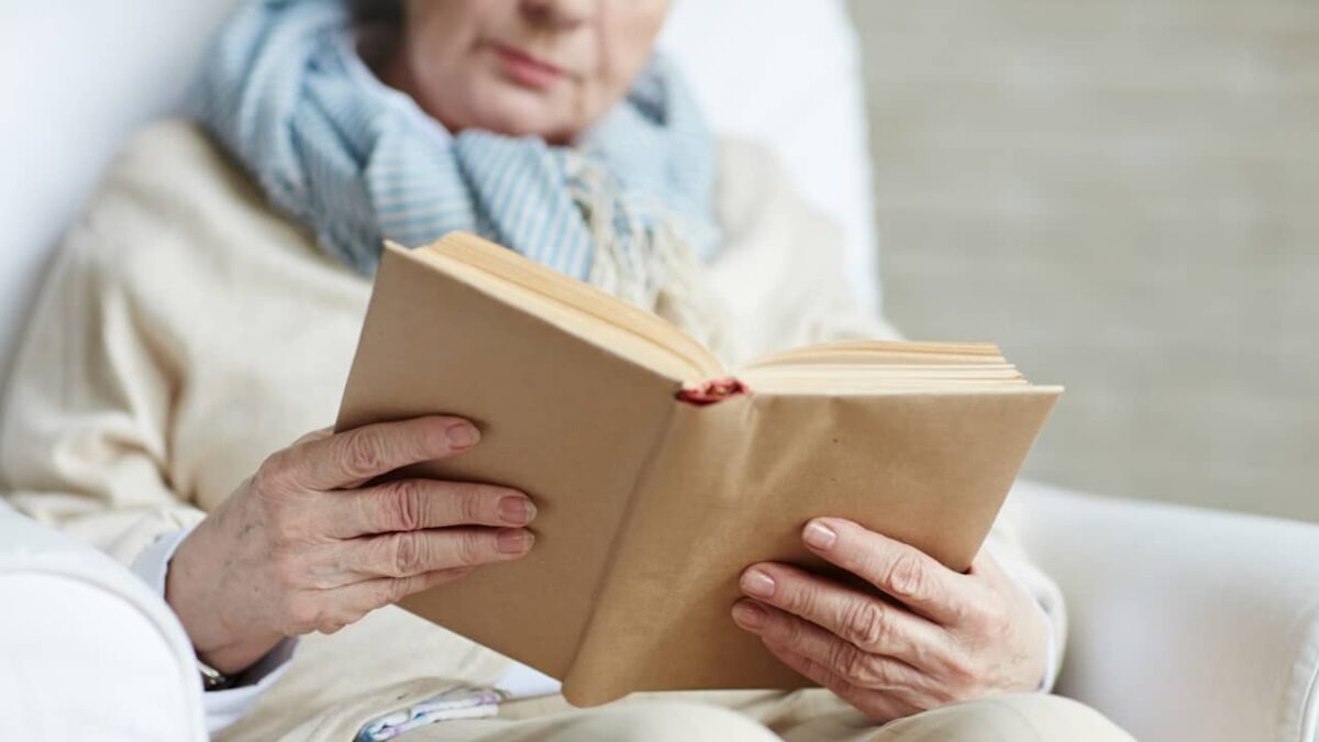 Découvrez comment la lecture influence la santé des seniors