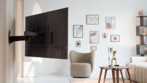 Fixer une télé sur un mur en placo : conseils et astuces