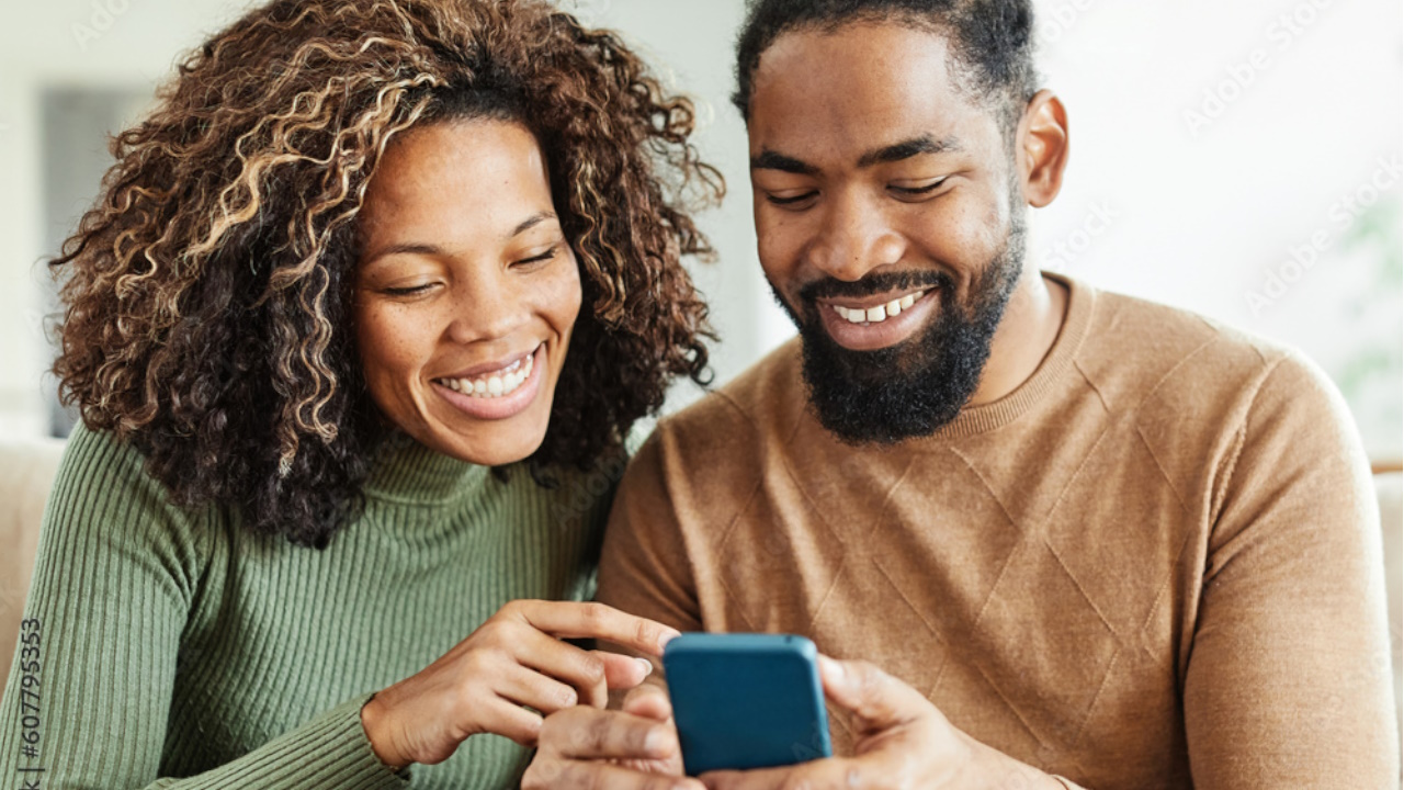 Amour et technologies : gérer les réseaux sociaux dans le couple