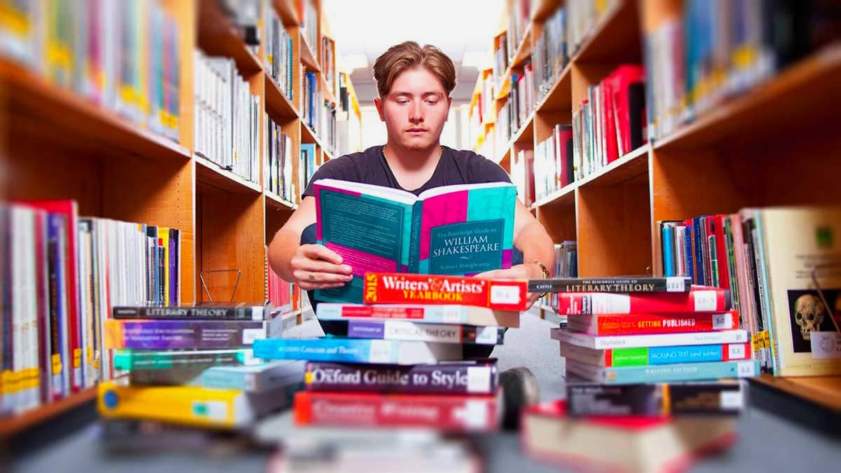 Métiers littéraires bien payés : top 10 avec salaires annuels