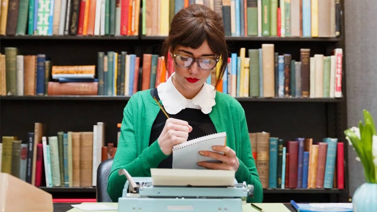 Métiers littéraires bien payés : top 10 avec salaires annuels