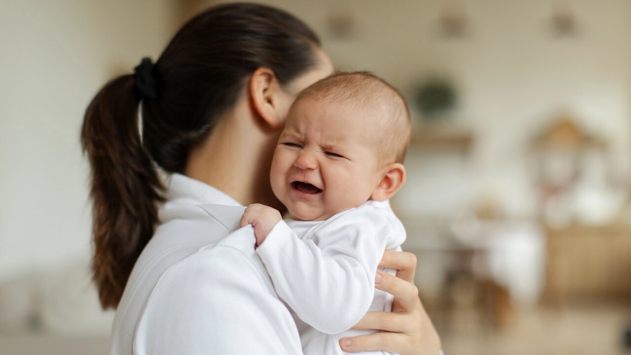 Pourquoi bébé a peur ? Les peurs selon l’âge et comment le calmer